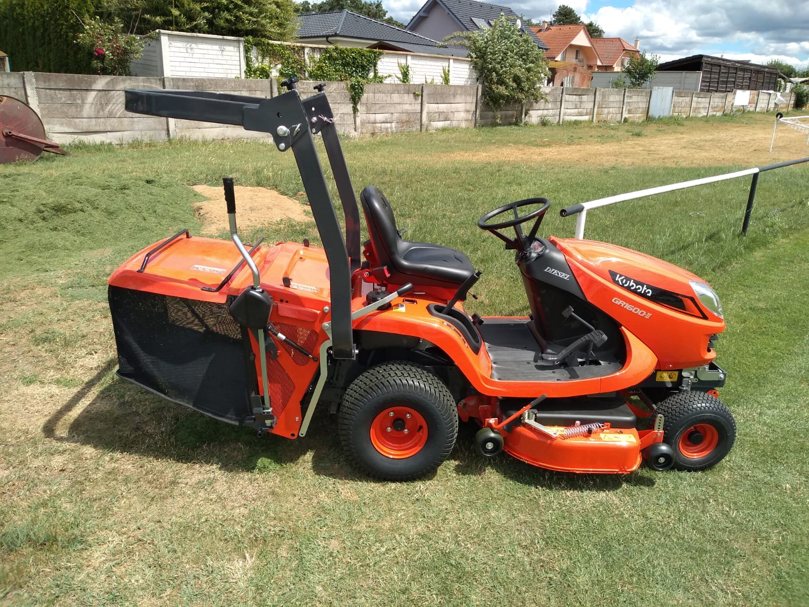 Obstaranie traktorovej kosačky v obci Jakubov - Bratislavskykraj.sk