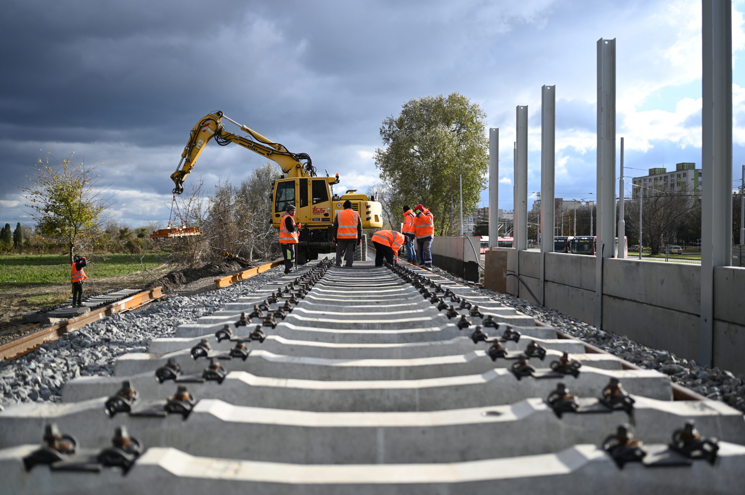 Výstavba prestupného terminálu vo Vrakuni pokročila. Železničiari osádzajú koľaje ...
