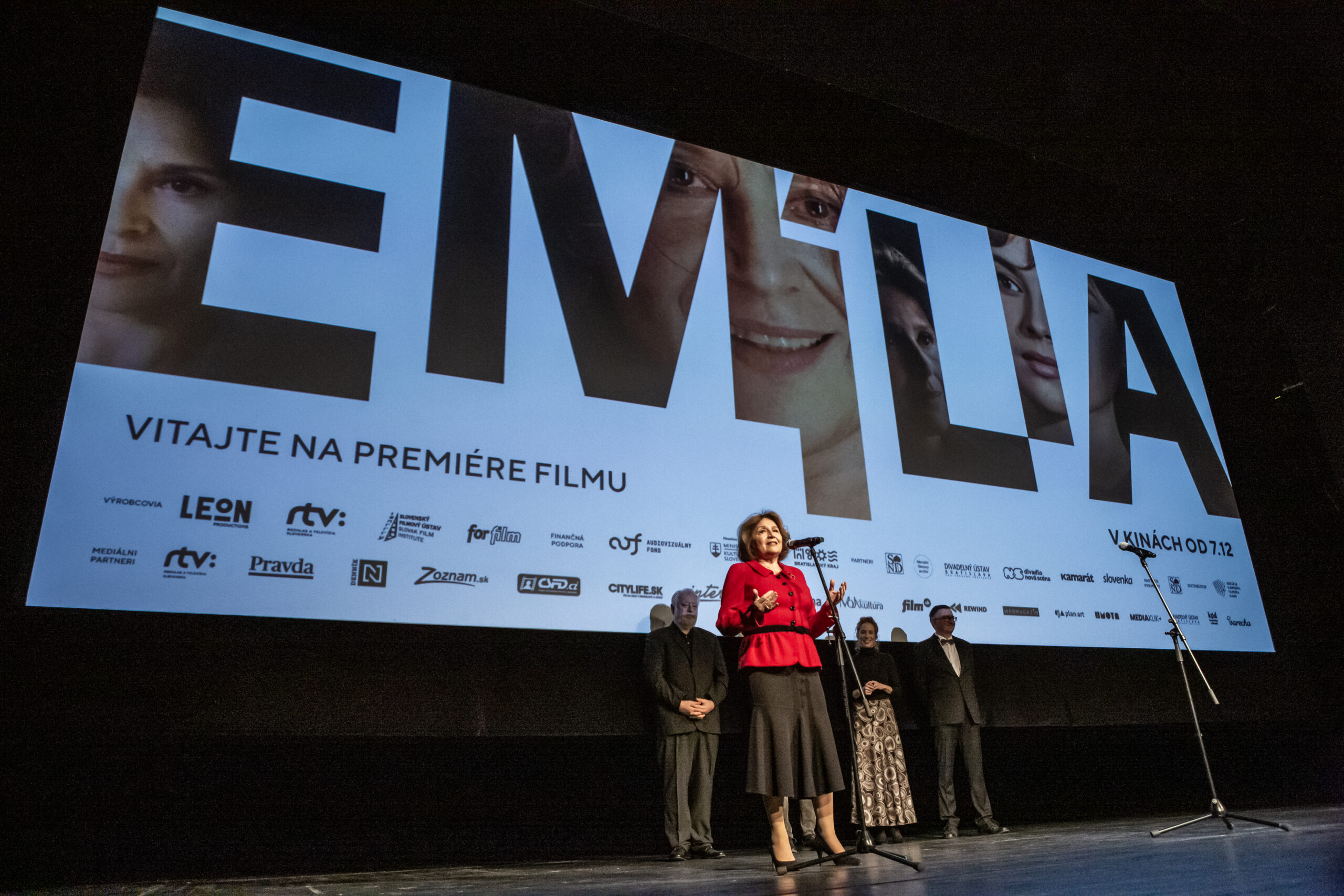 Slávnostnej premiéry nového filmu o Emílii Vášáryovej sa zúčastnilo ...