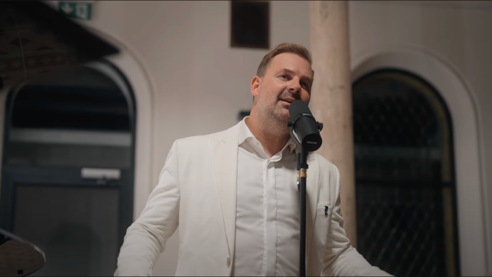 Spevák Peter Lacho z Fragile vydal sólový album. Videoklip natáčal v ...