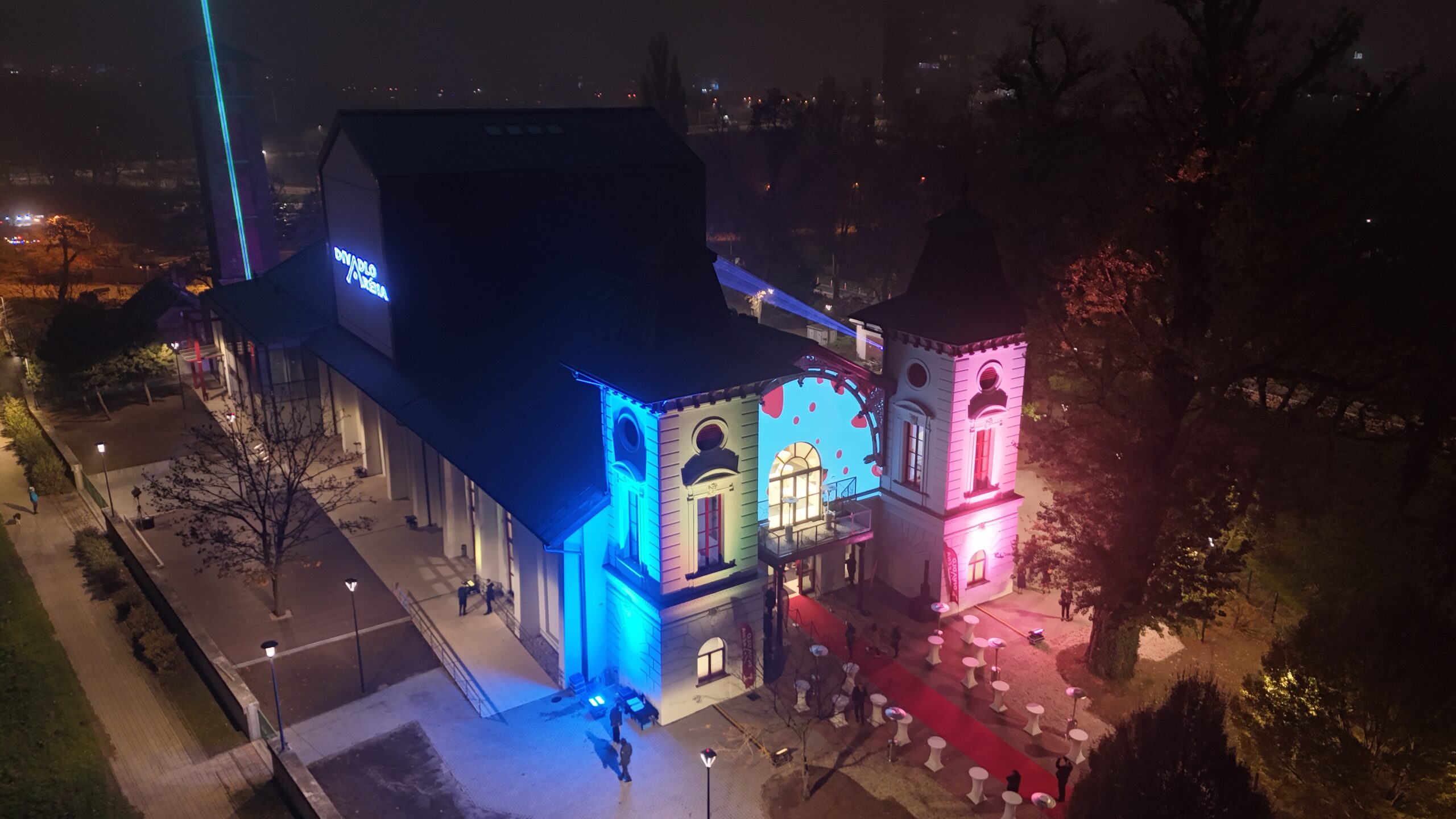 Legendárne Divadlo Aréna sa vrátilo na pravý breh Dunaja ...